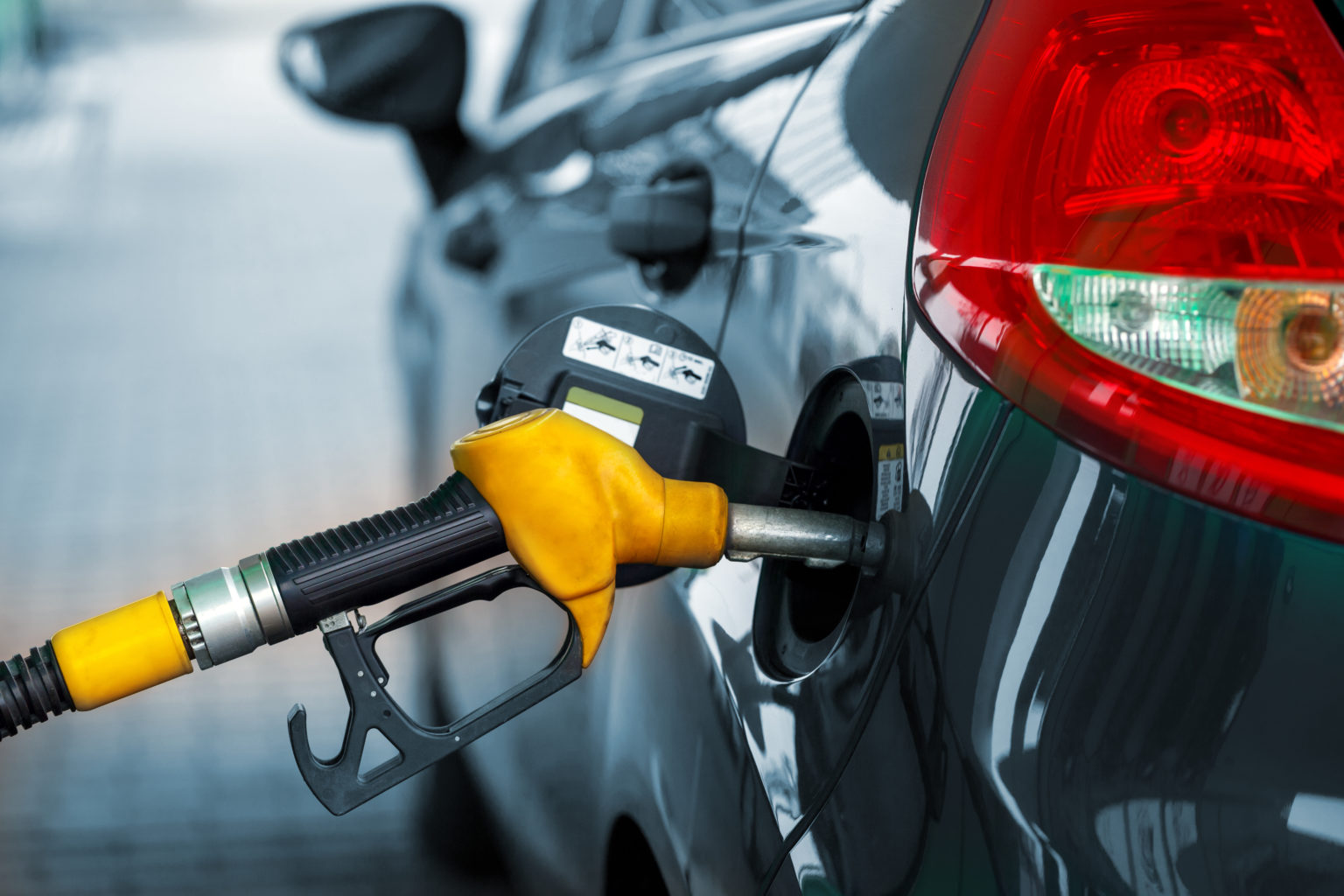 Se extiende por un mes más el precio fijo del galón de combustible ...